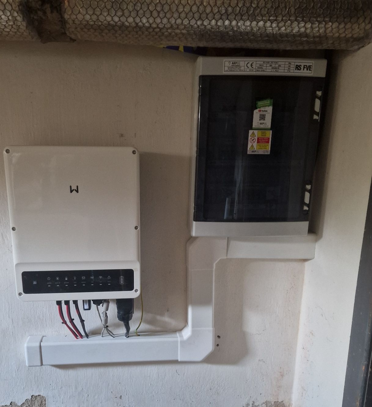 Fotovoltaická elektrárna na míru instalovaná na šikmou plechovou ... Fotovoltaická elektrárna na míru instalovaná na šikmou plechovou ...