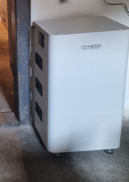 Fotovoltaická elektrárna na míru instalovaná na šikmou plechovou ... Fotovoltaická elektrárna na míru instalovaná na šikmou plechovou ...