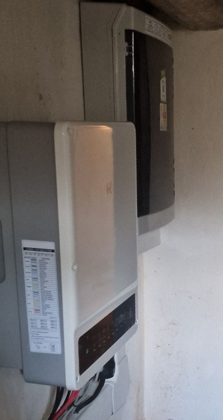 Fotovoltaická elektrárna na míru instalovaná na šikmou plechovou ... Fotovoltaická elektrárna na míru instalovaná na šikmou plechovou ...